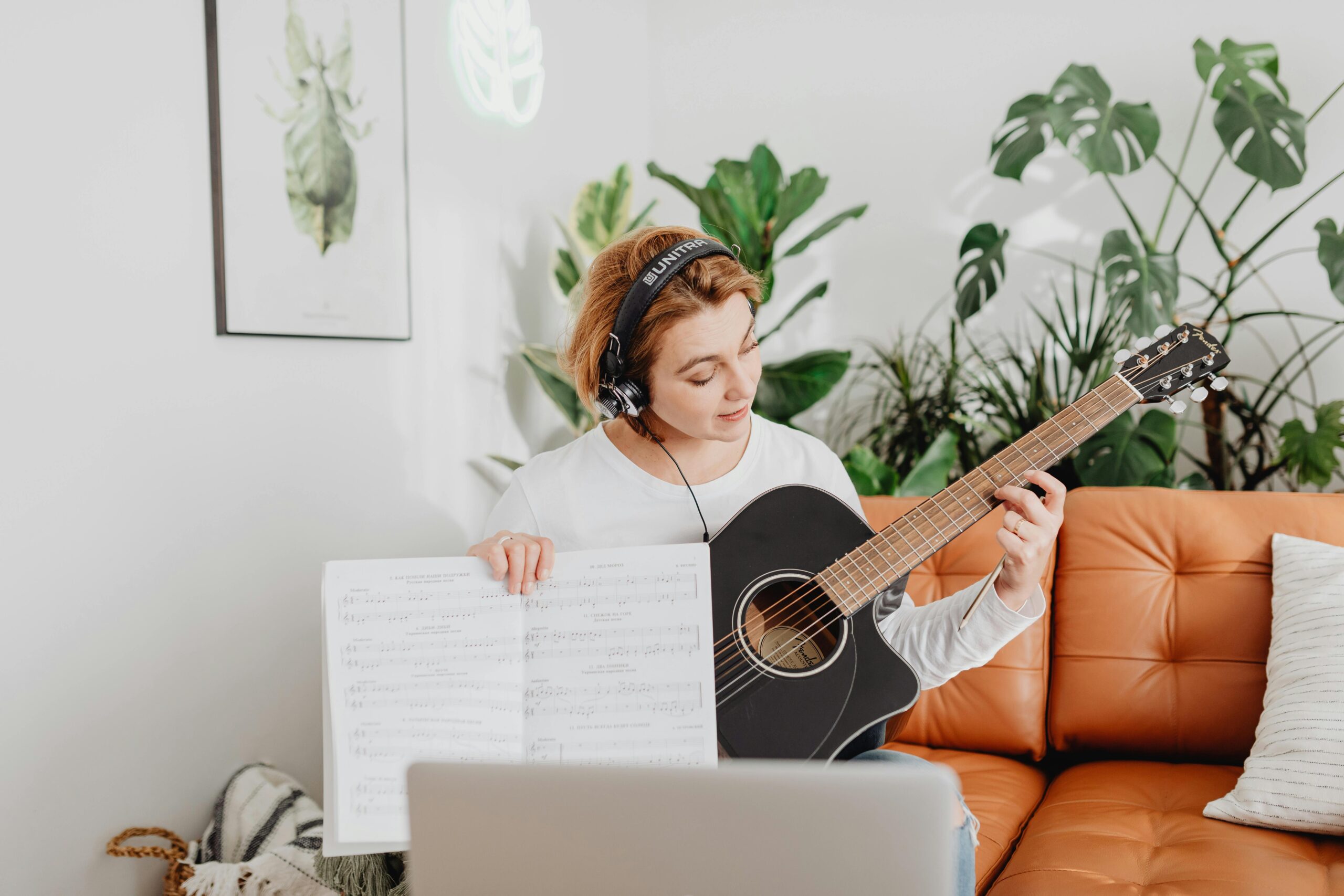 Best Online Guitar Lessons for Beginners - Roadie Music Blog